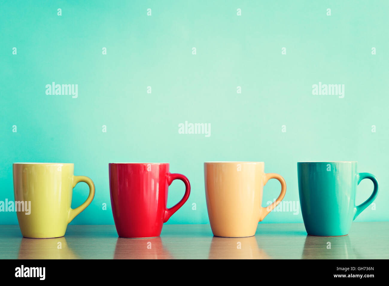 Cups in a row hi-res stock photography and images - Alamy