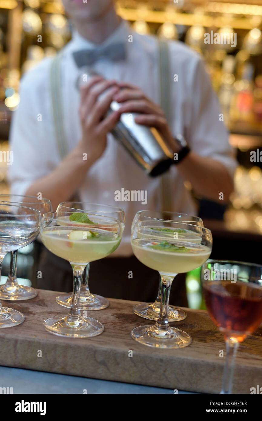 Cocktail barman uk hi-res stock photography and images - Alamy