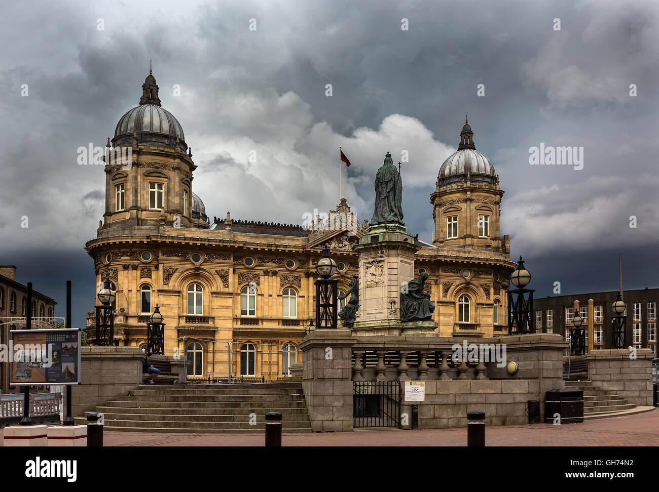 Queen Victoria square in Hull Stock Photo - Alamy