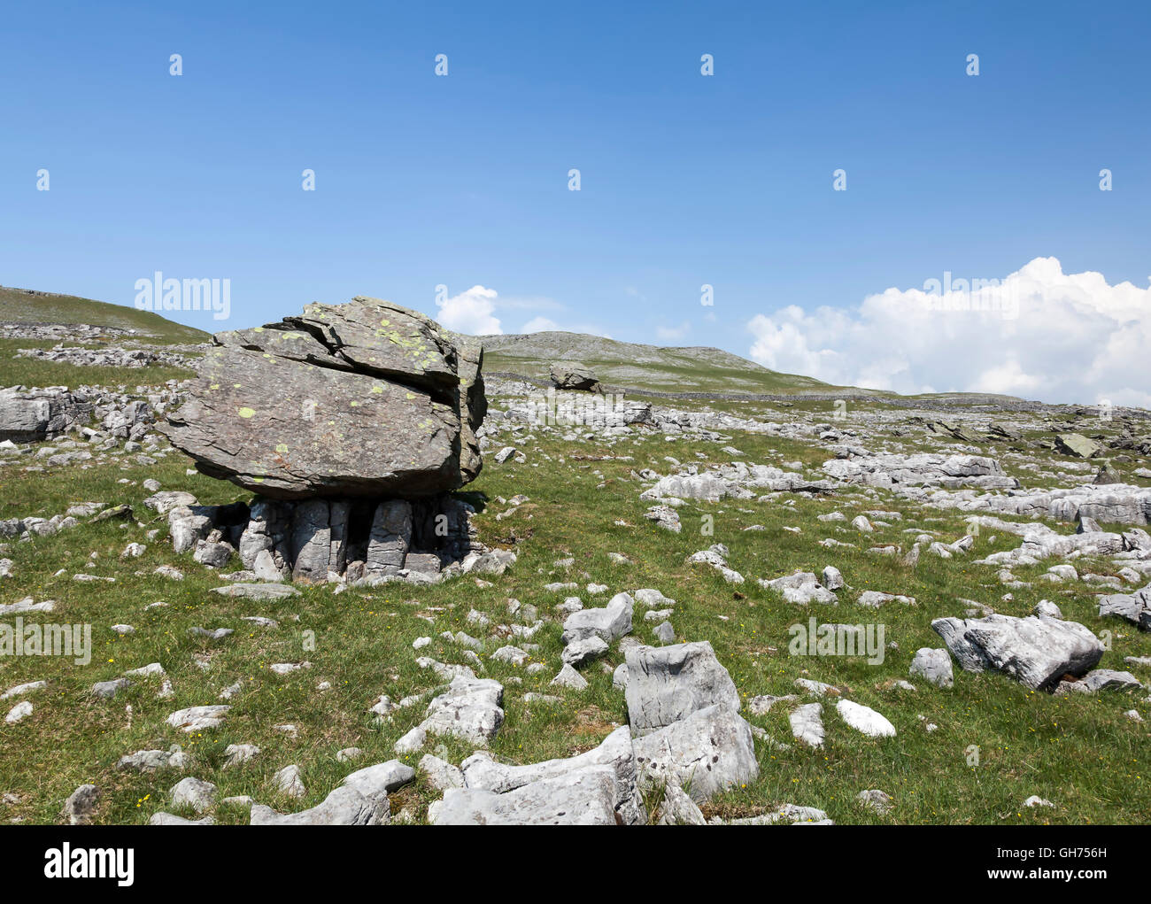 Norber erratics at Crummack Dale Stock Photo - Alamy