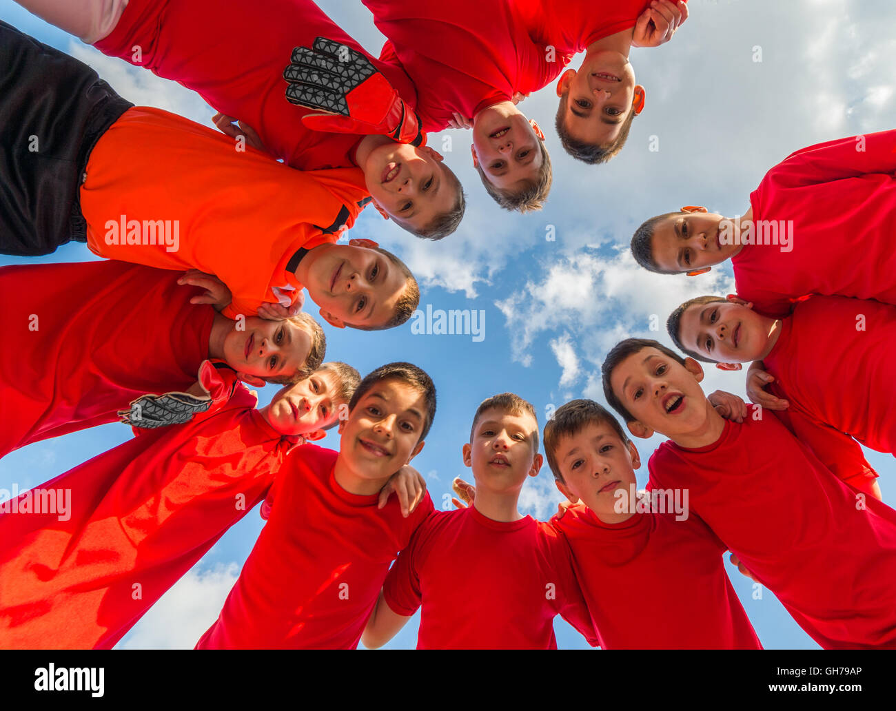 kids soccer team in huddle Stock Photo - Alamy