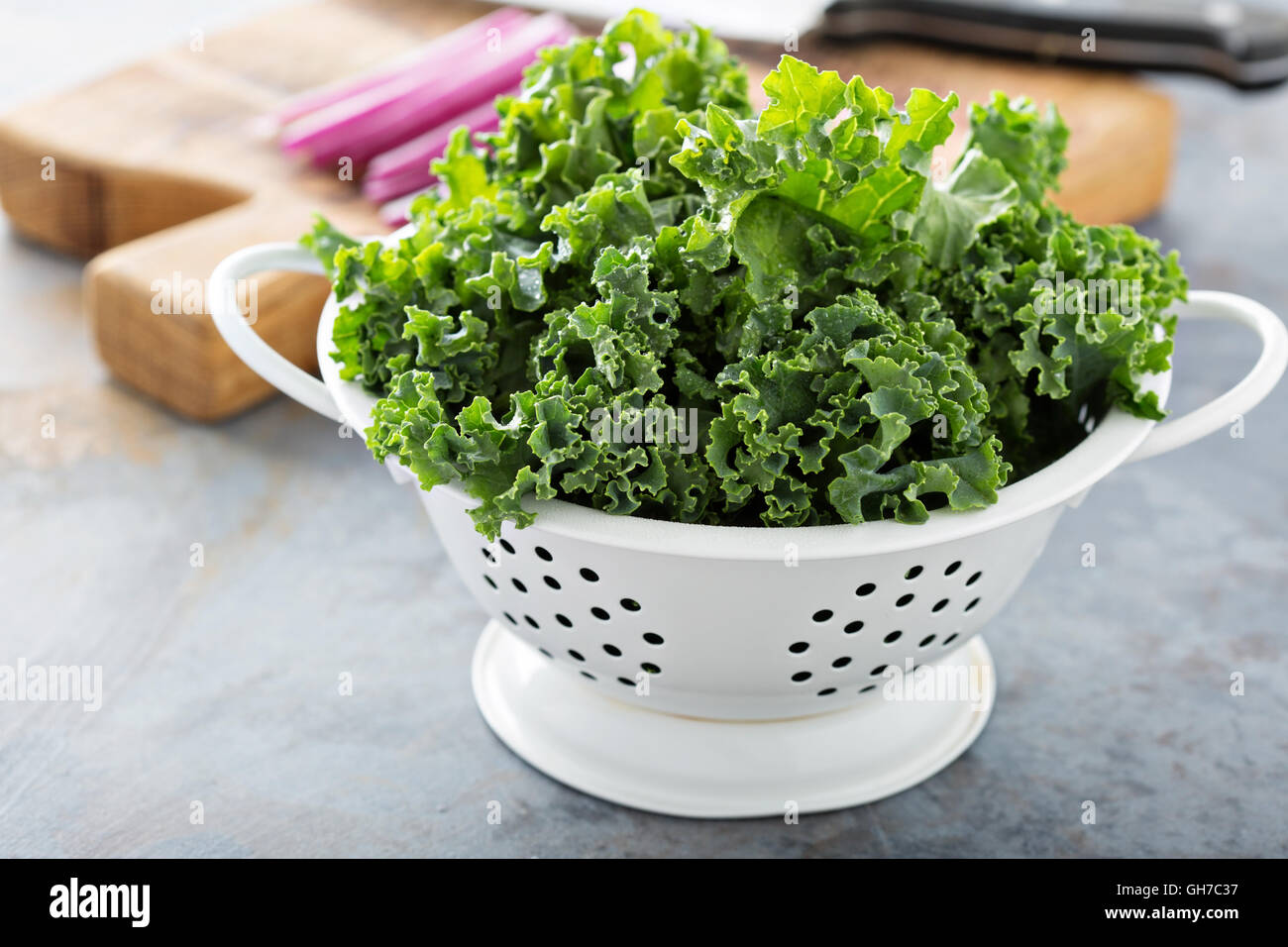Cooking with fresh kale Stock Photo - Alamy