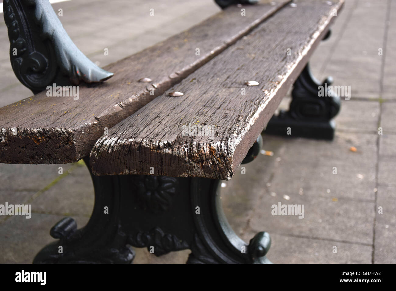 Old bench hi-res stock photography and images - Alamy