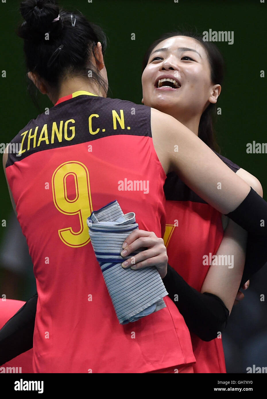 Rio De Janeiro, Brazil. 8th Aug, 2016. Wei Qiuyue (R) of China ...