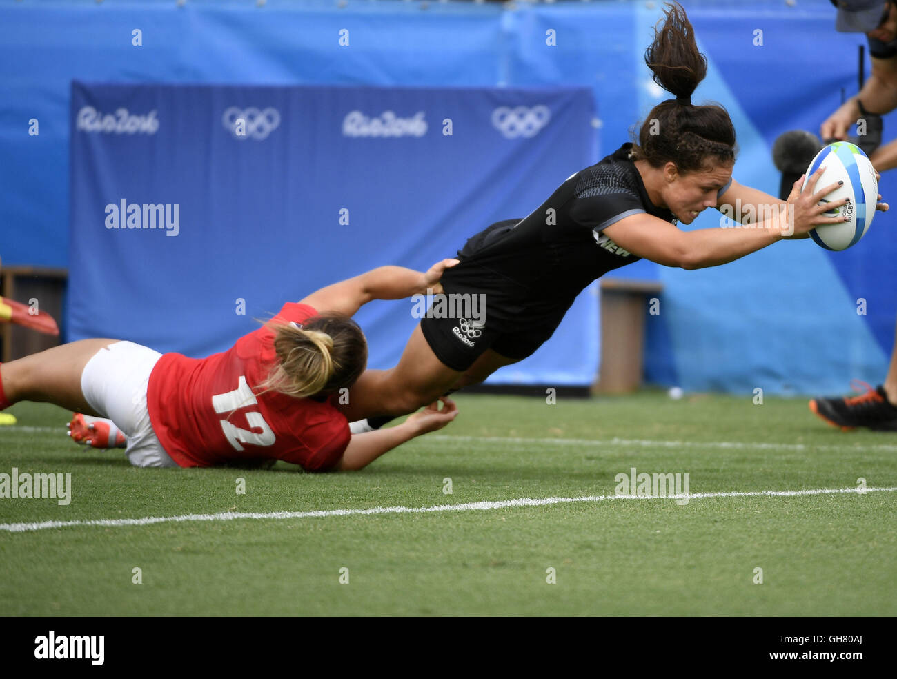 Rio De Janeiro, Brazil. 8th Aug, 2016. Ruby Tui of New Zealand (R ...