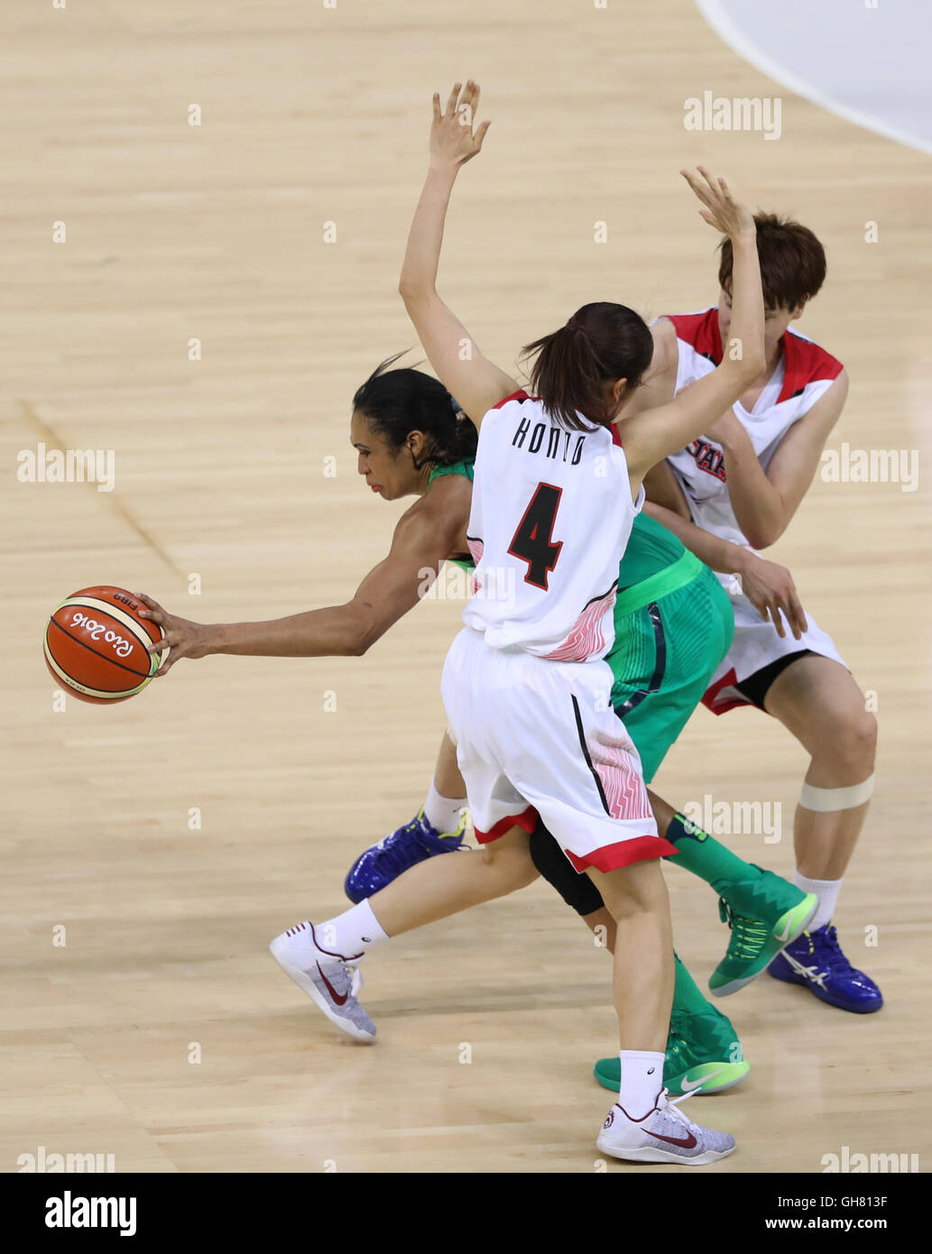 Rio De Janeiro, Brazil. 8th Aug, 2016. Iziane Castro (C) of Brazil ...