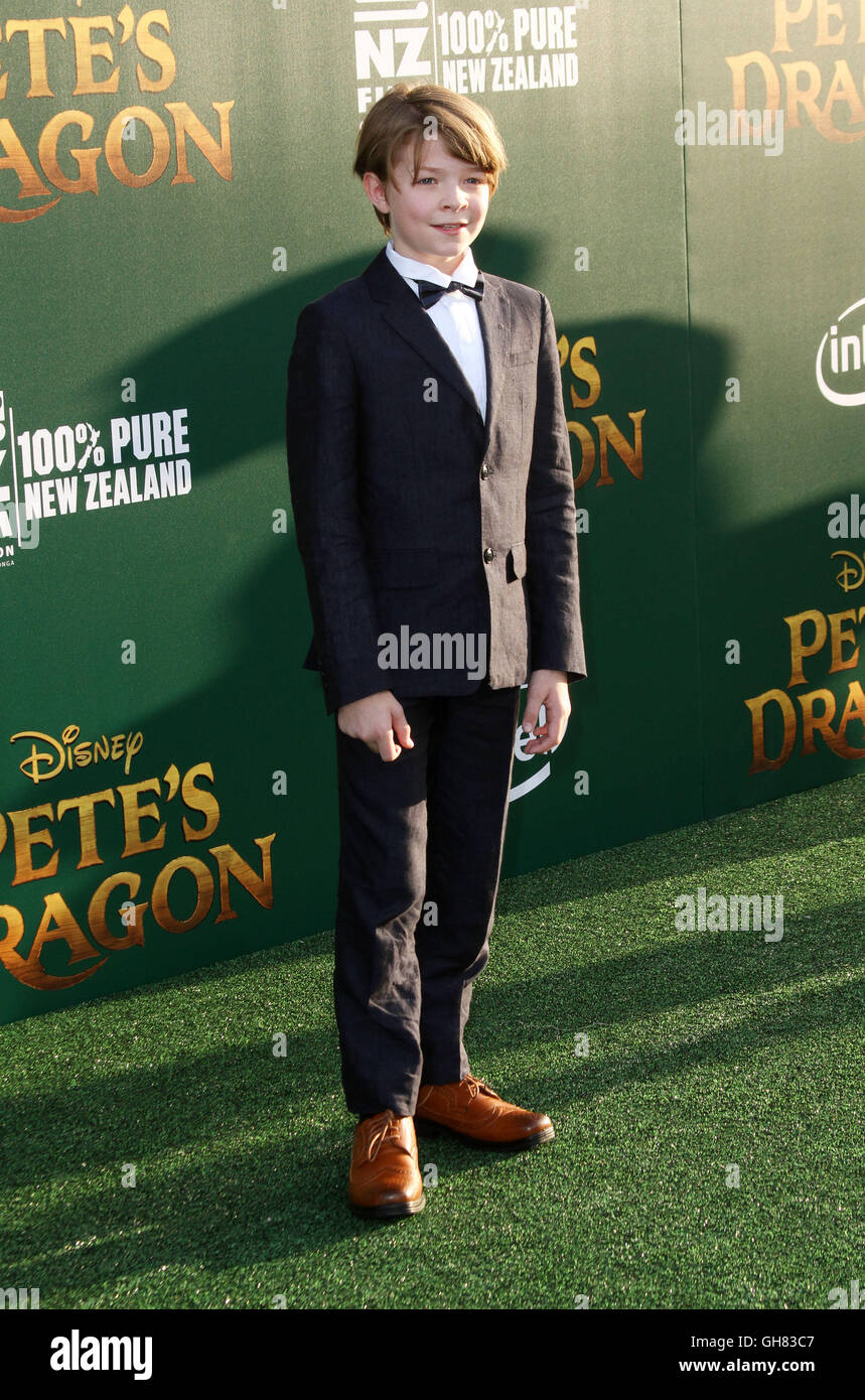 Oakes fegley pete's dragon hi-res stock photography and images - Alamy