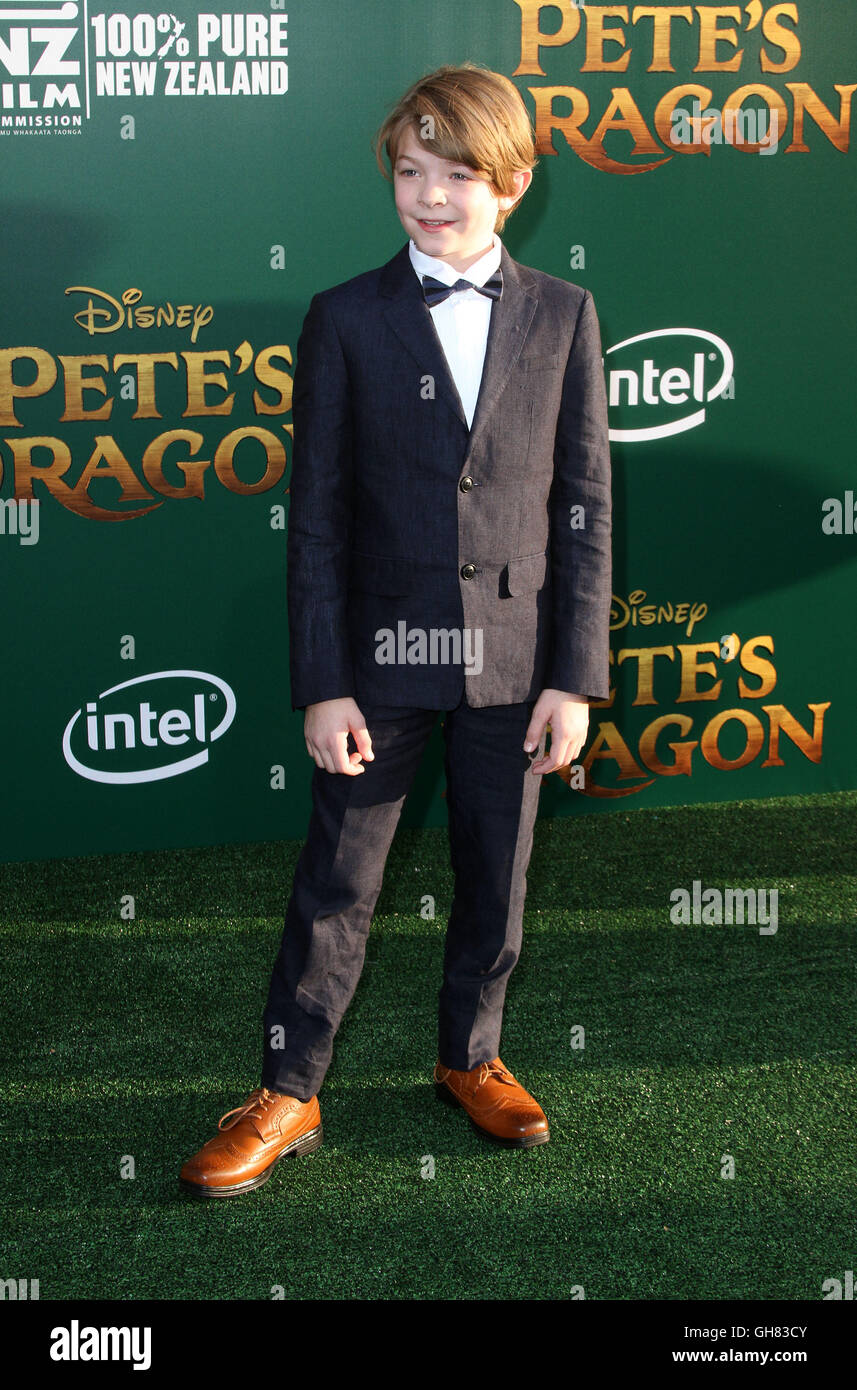 Oakes fegley pete's dragon hi-res stock photography and images - Alamy