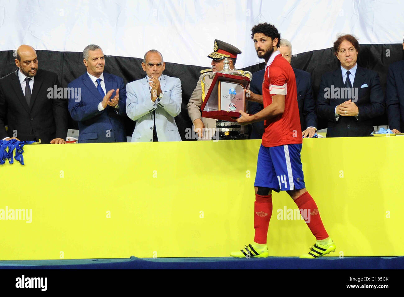 Al ahly players celebrate trophy hi-res stock photography and images ...