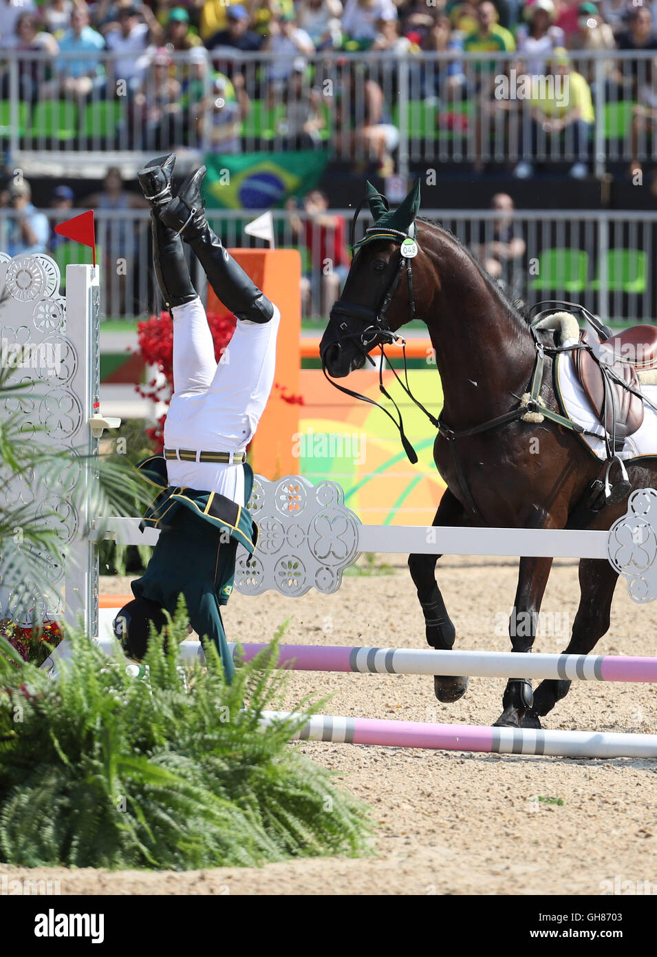 Bucked off horse hi-res stock photography and images - Alamy