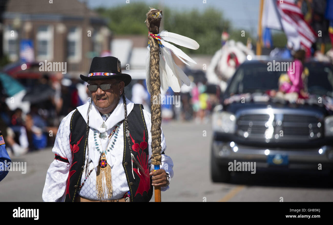 Anadarko, Oklahoma, USA. 8th Nov, 2016. A native american dancer ...