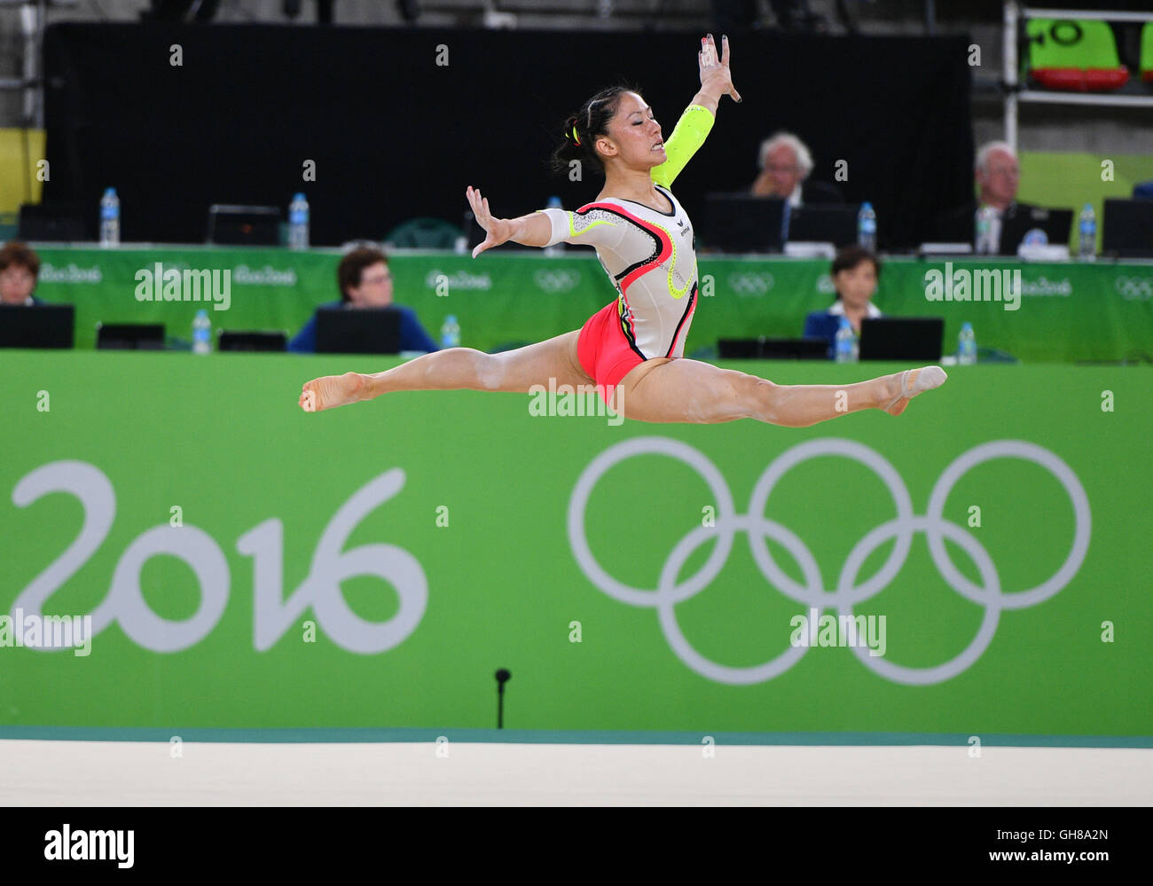 Kim bui germany performs on hi-res stock photography and images - Alamy