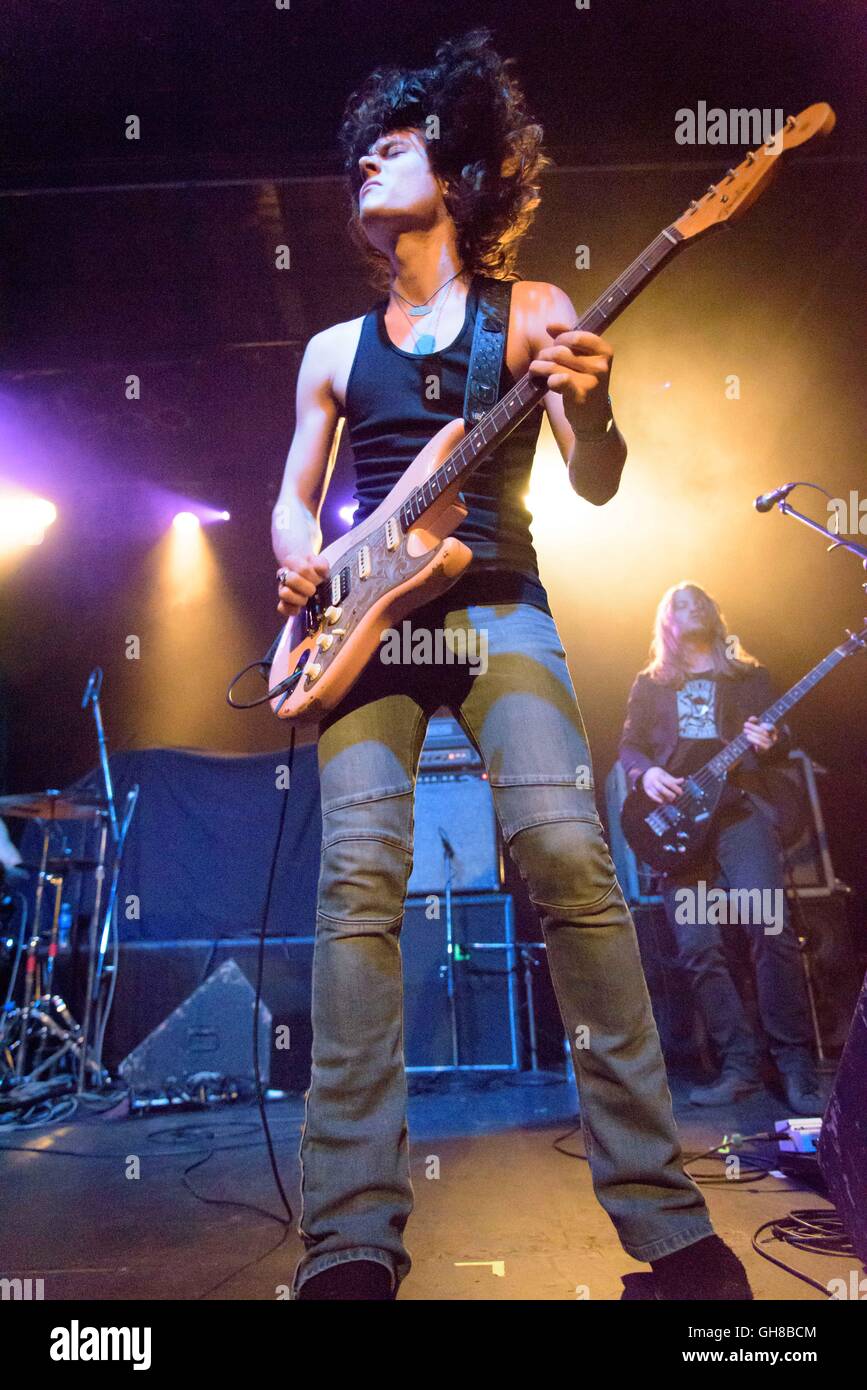 Tyler bryant hi-res stock photography and images - Alamy