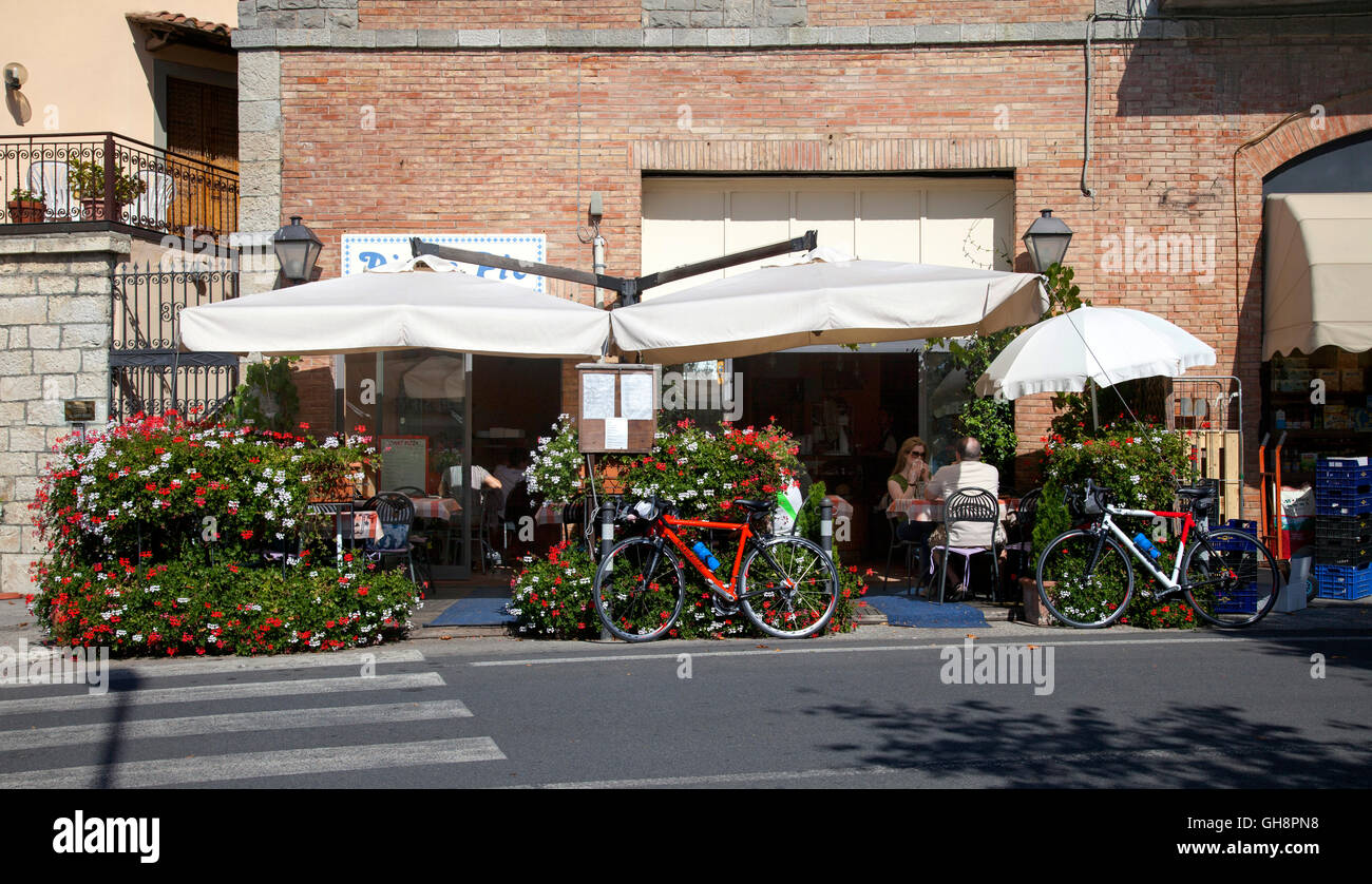 Restaurant with outdoor patio in the Tuscany town of Chianti Stock ...
