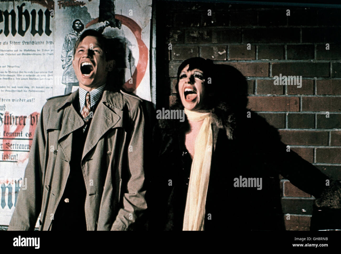 CABARET USA 1972 / Bob Fosse MICHAEL YORK (Brian Roberts), LIZA ...