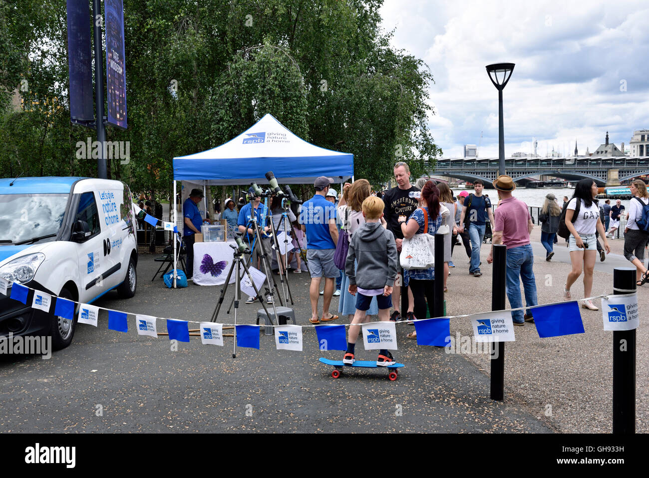 Peregrines at the Tate Modern. RSPB's urban Peregrine falcon watch ...