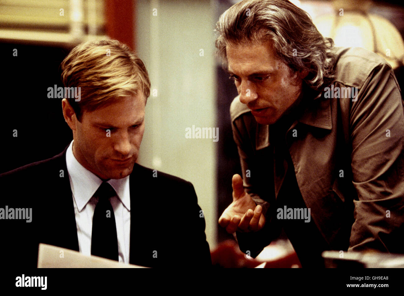 AARON ECKHART und Regisseur ELIAS MERHIGE während der Dreharbeiten ...