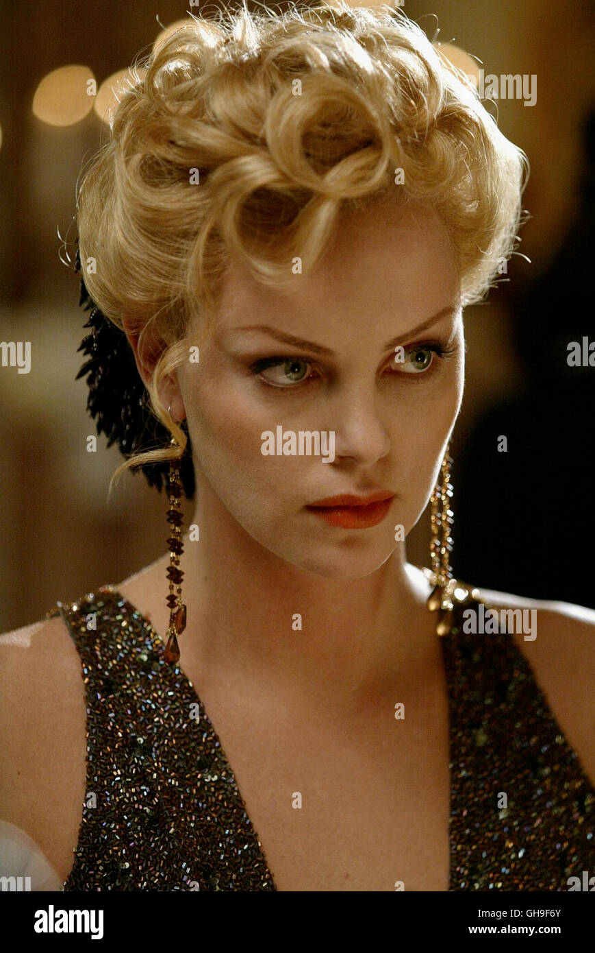 Gilda (CHARLIZE THERON) Regie: John Duigan aka. Head in the Clouds ...