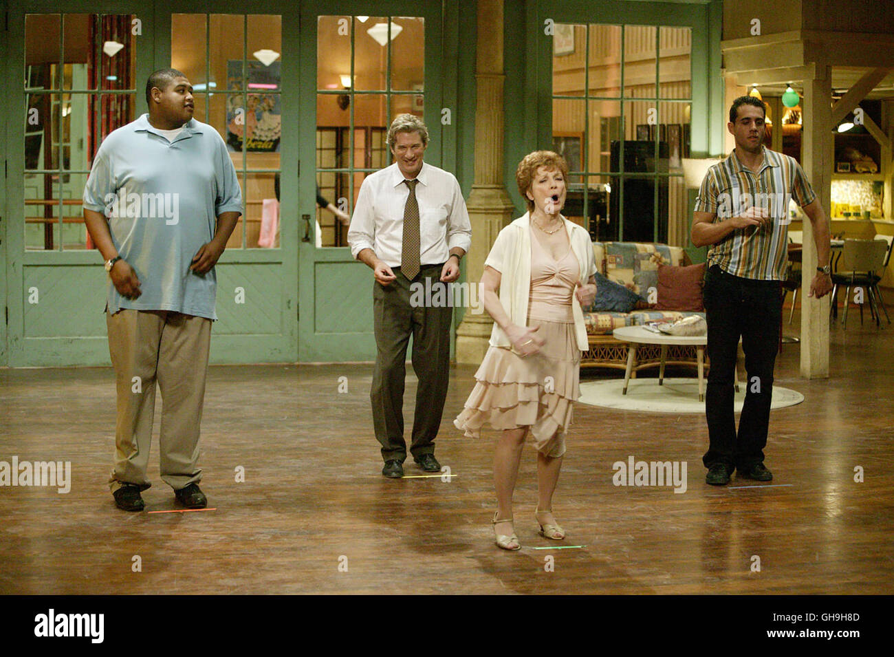 Miss Mitzi gibt bei den Tanzschritten den Takt an: OMAR BENSON MILLER ...