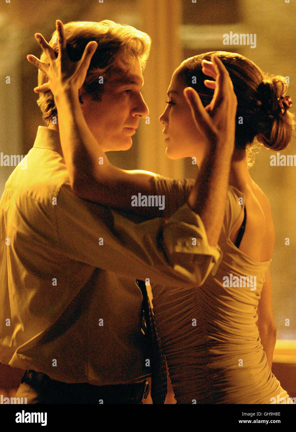 John (RICHARD GERE) und Paulina (JENNIFER LOPEZ) in einer Tanzszene ...