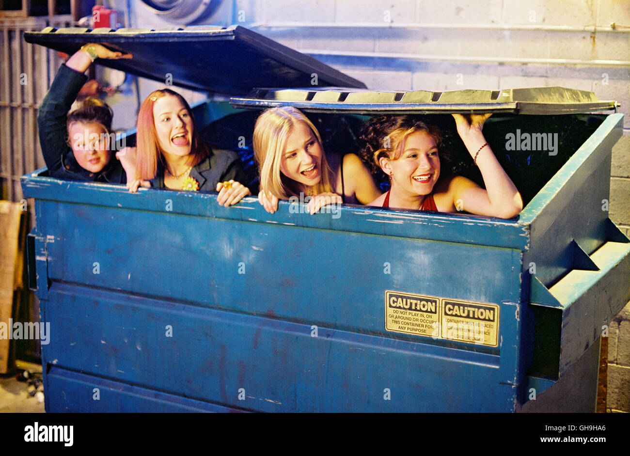 Yancy (KALLIE FLYNN CHILDRESS), Farrah (SCOUT TAYLOR-COMPTON), Hannah ...