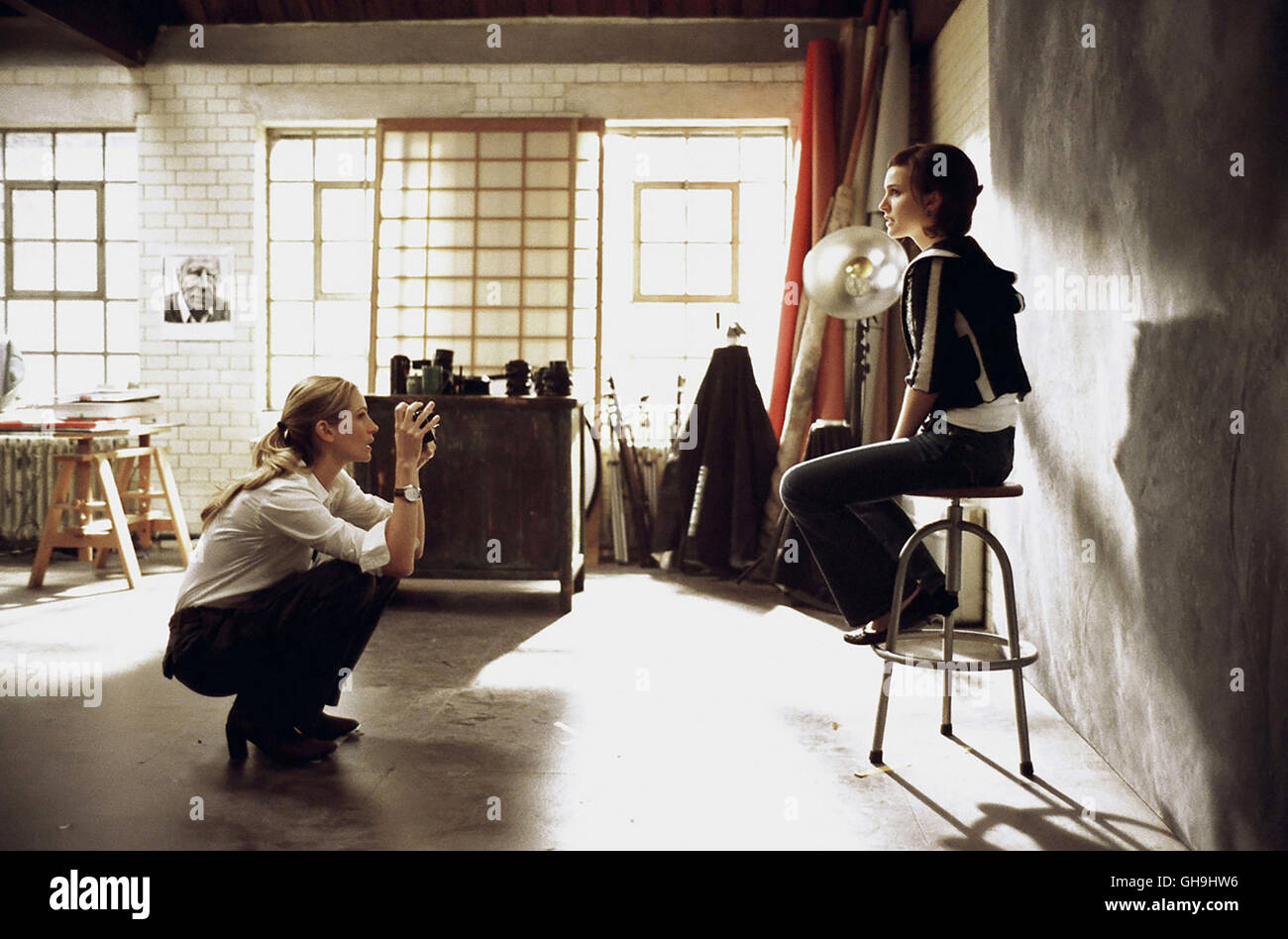 HAUTNAH Closer USA 2004 Mike Nichols Alice (NATALIE PORTMAN) posiert ...