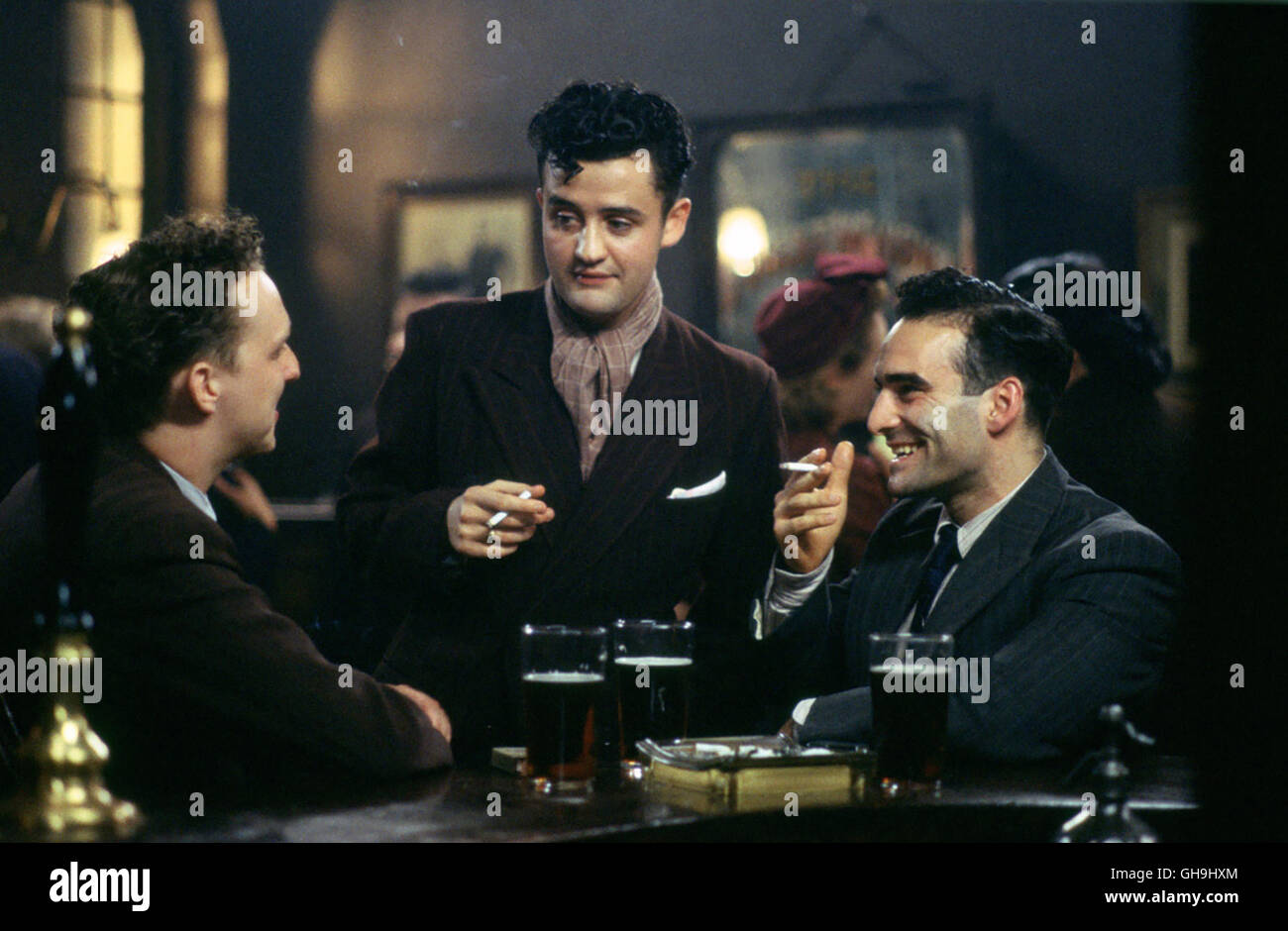 VERA DRAKE Vera Drake UK/France/New Zealand 2004 Mike Leigh Sid Drake ...