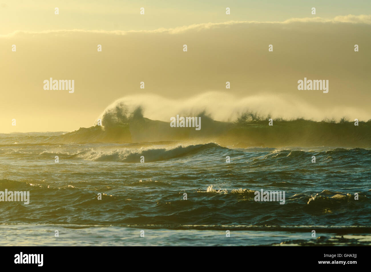 Rolling waves hi-res stock photography and images - Alamy