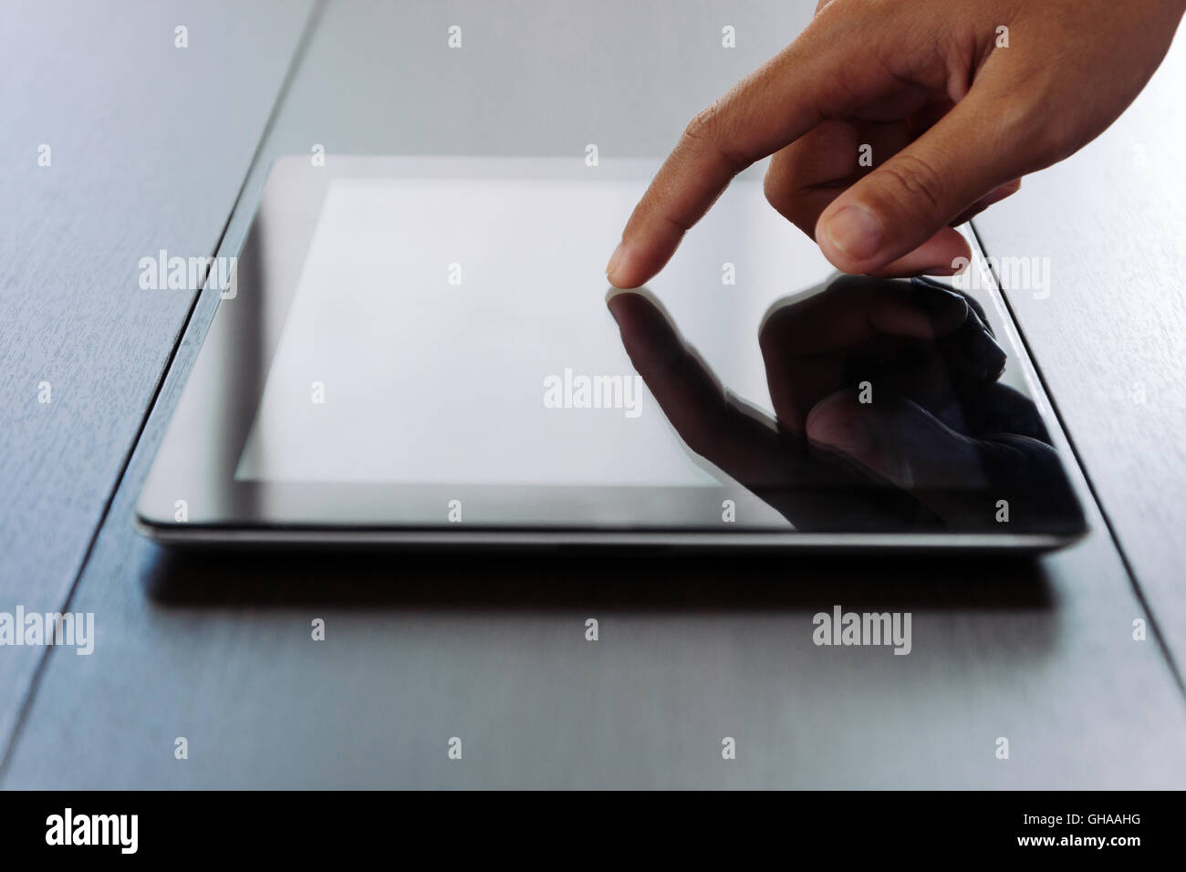 Using tablet hand table hi-res stock photography and images - Alamy