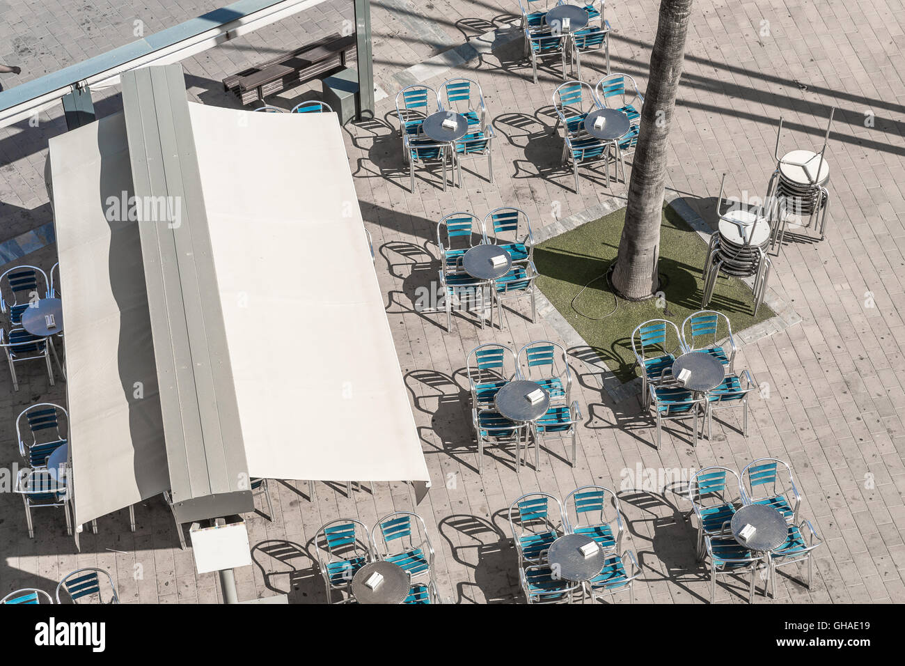Empty cafe table hi-res stock photography and images - Alamy