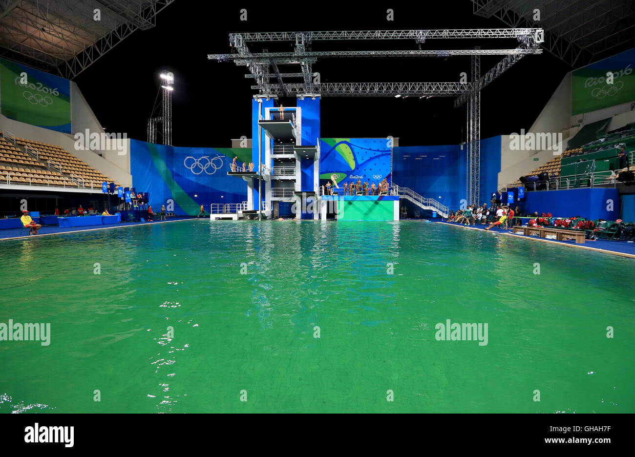 Olympics green water pool diving hi-res stock photography and images ...