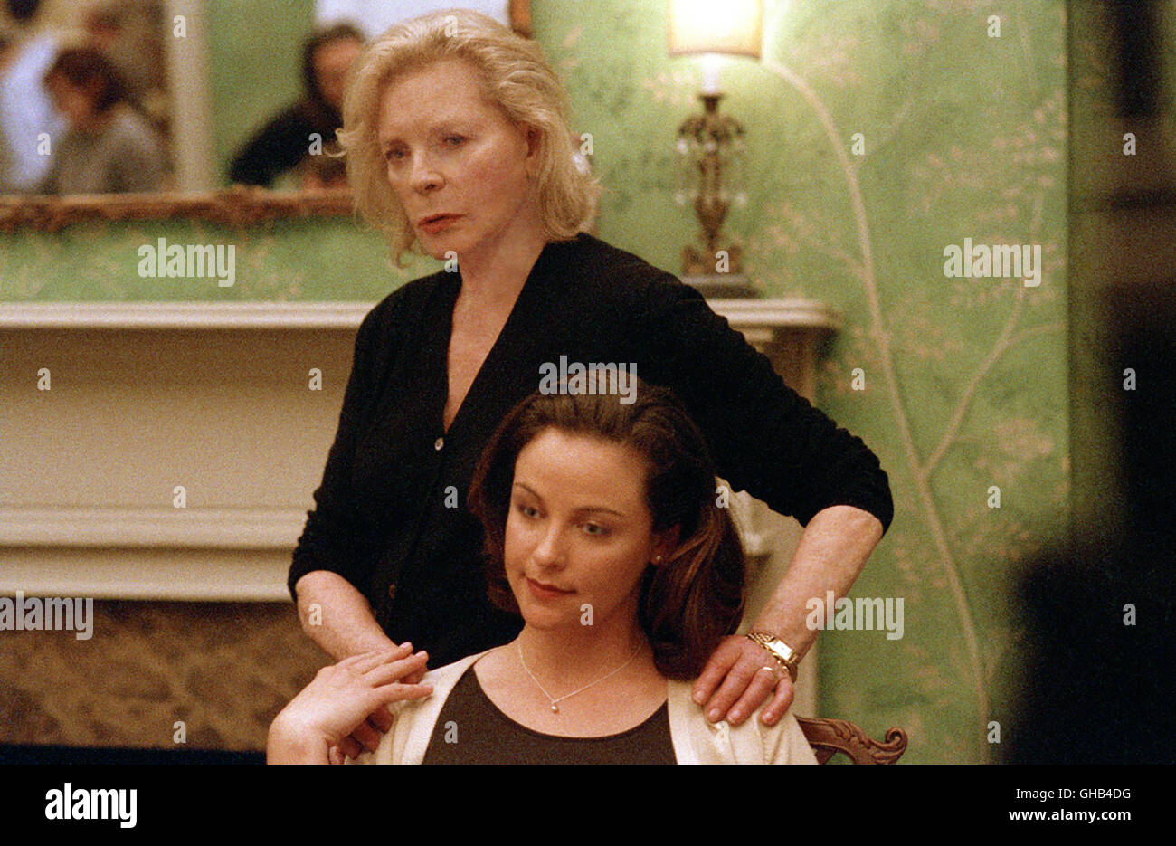 BIRTH USA 2004 Jonathan Glazer Eleanor (LAUREN BACALL) und Laura ...