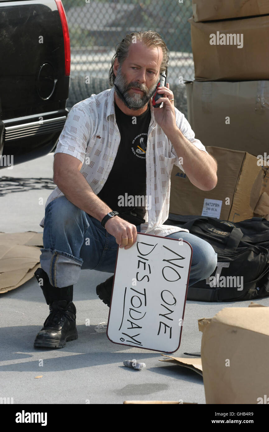 Bruce willis hostage 2005 hi-res stock photography and images - Alamy