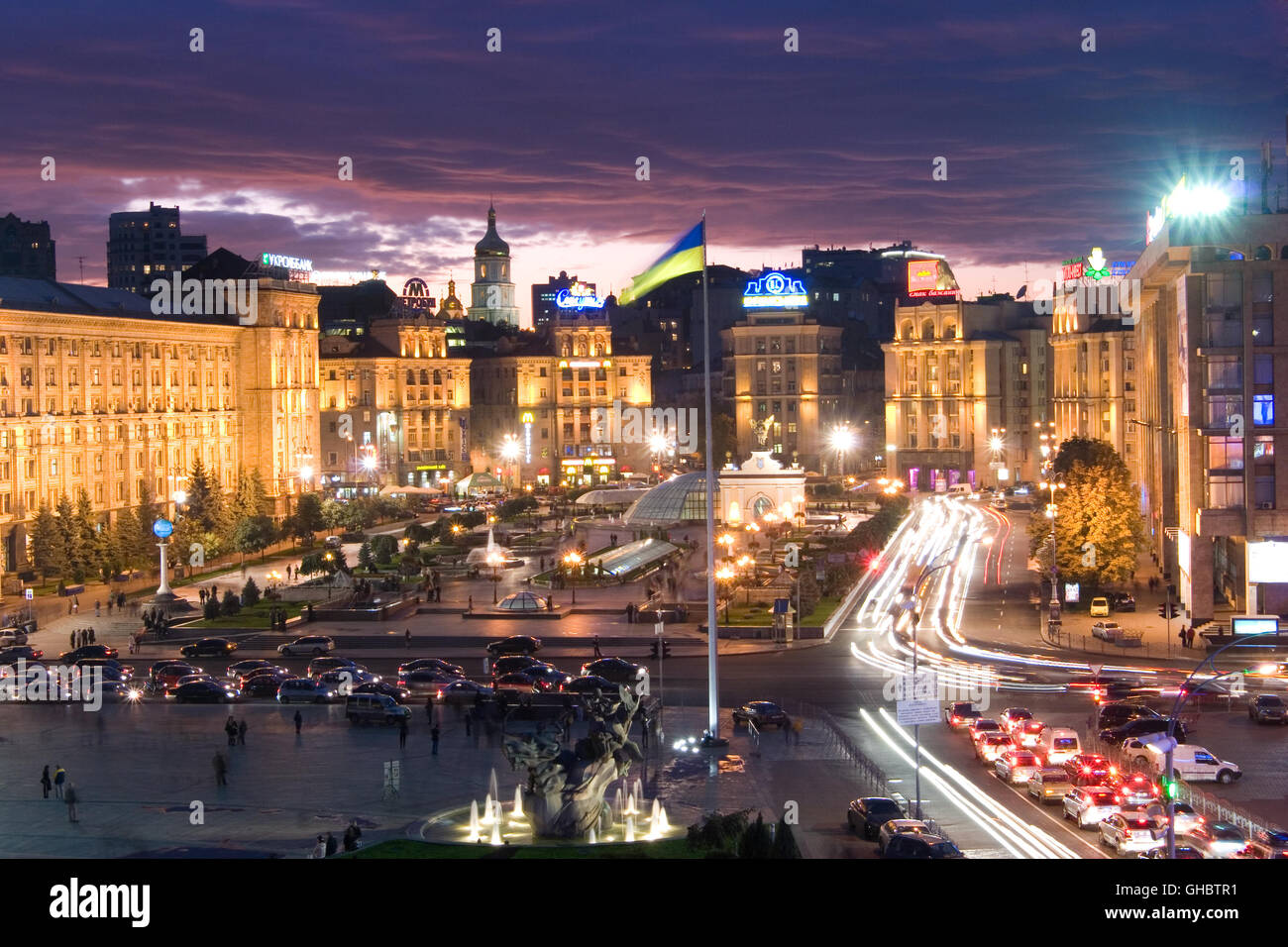 Evening view of Kiev, Ukraine. Maydan Nezalezhnosty Stock Photo - Alamy