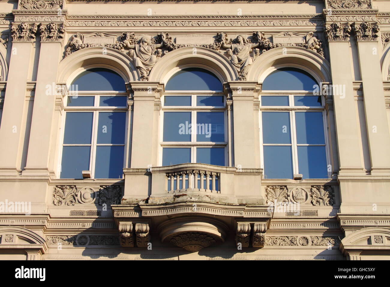 Arch shaped windows hi-res stock photography and images - Alamy