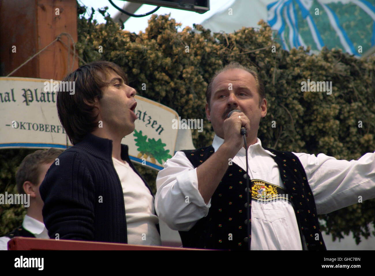 OKTOBERFEST D 2005 Johannes Brunner Fabrizio (ALESSANDRO RICECI) singt ...