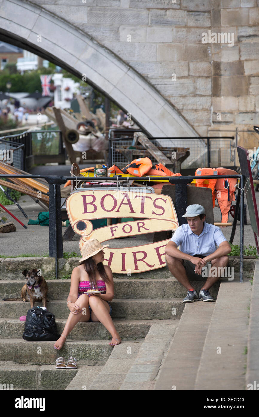 Richmond Upon Thames, river life along the River Thames path, which ...