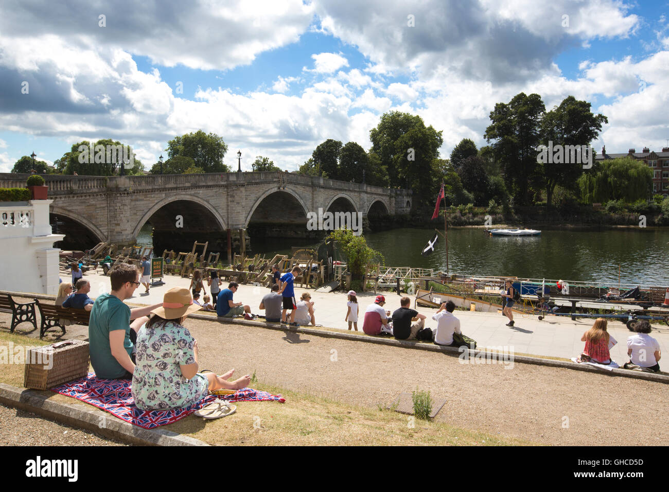 Richmond Upon Thames, river life along the River Thames path, which ...