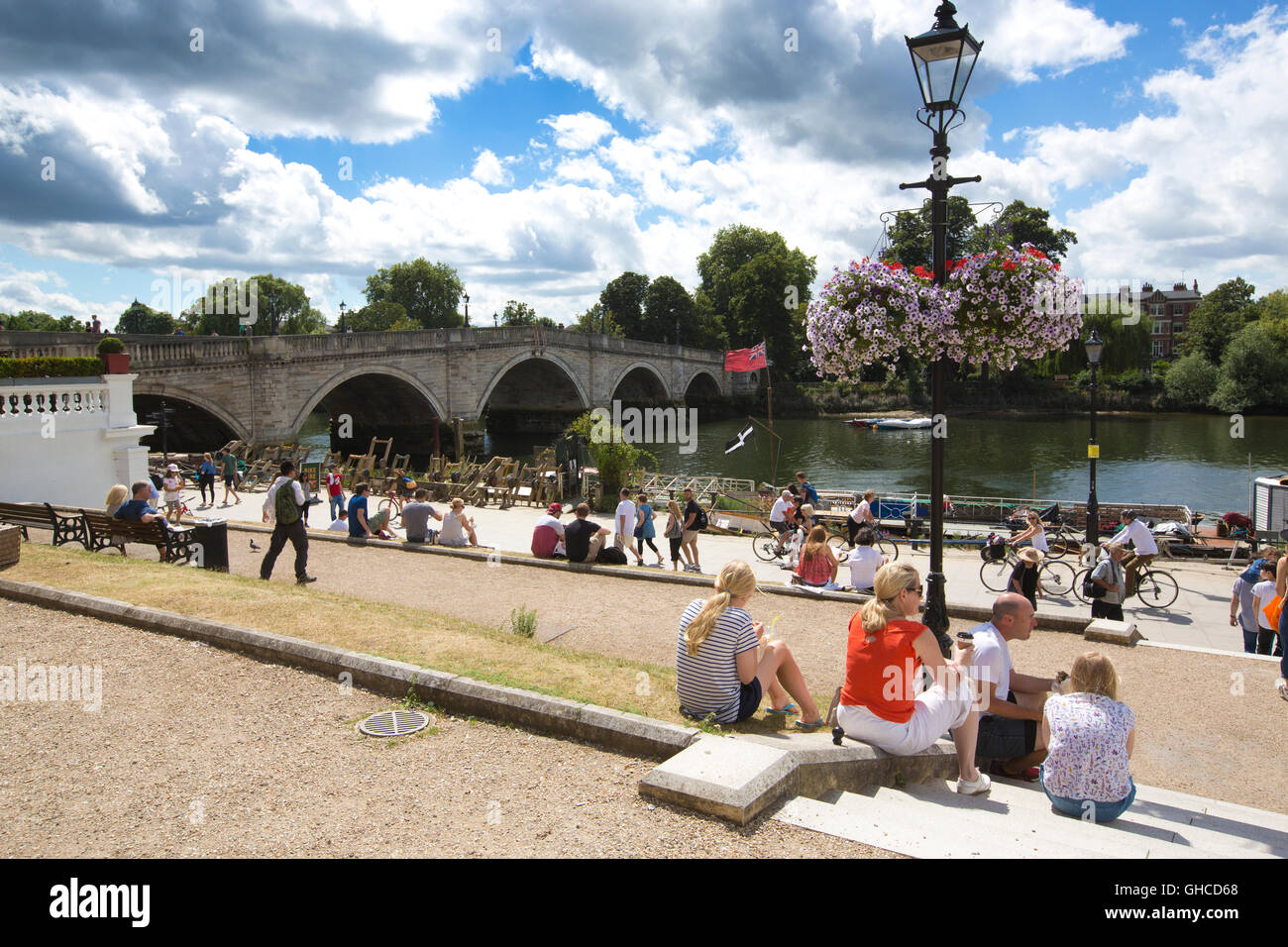 Richmond Upon Thames, river life along the River Thames path, which ...