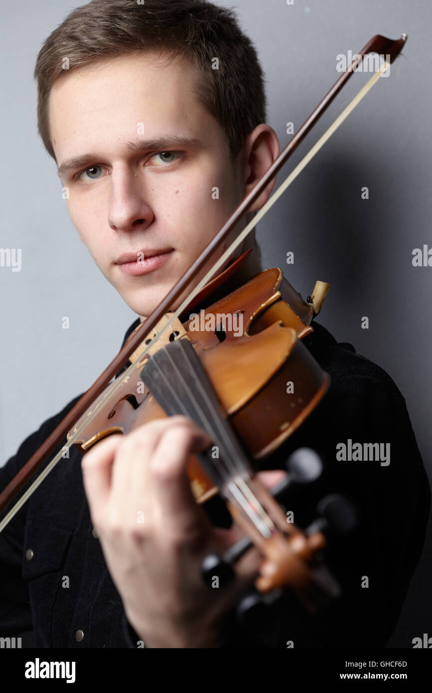 man playing violin close-up Stock Photo - Alamy