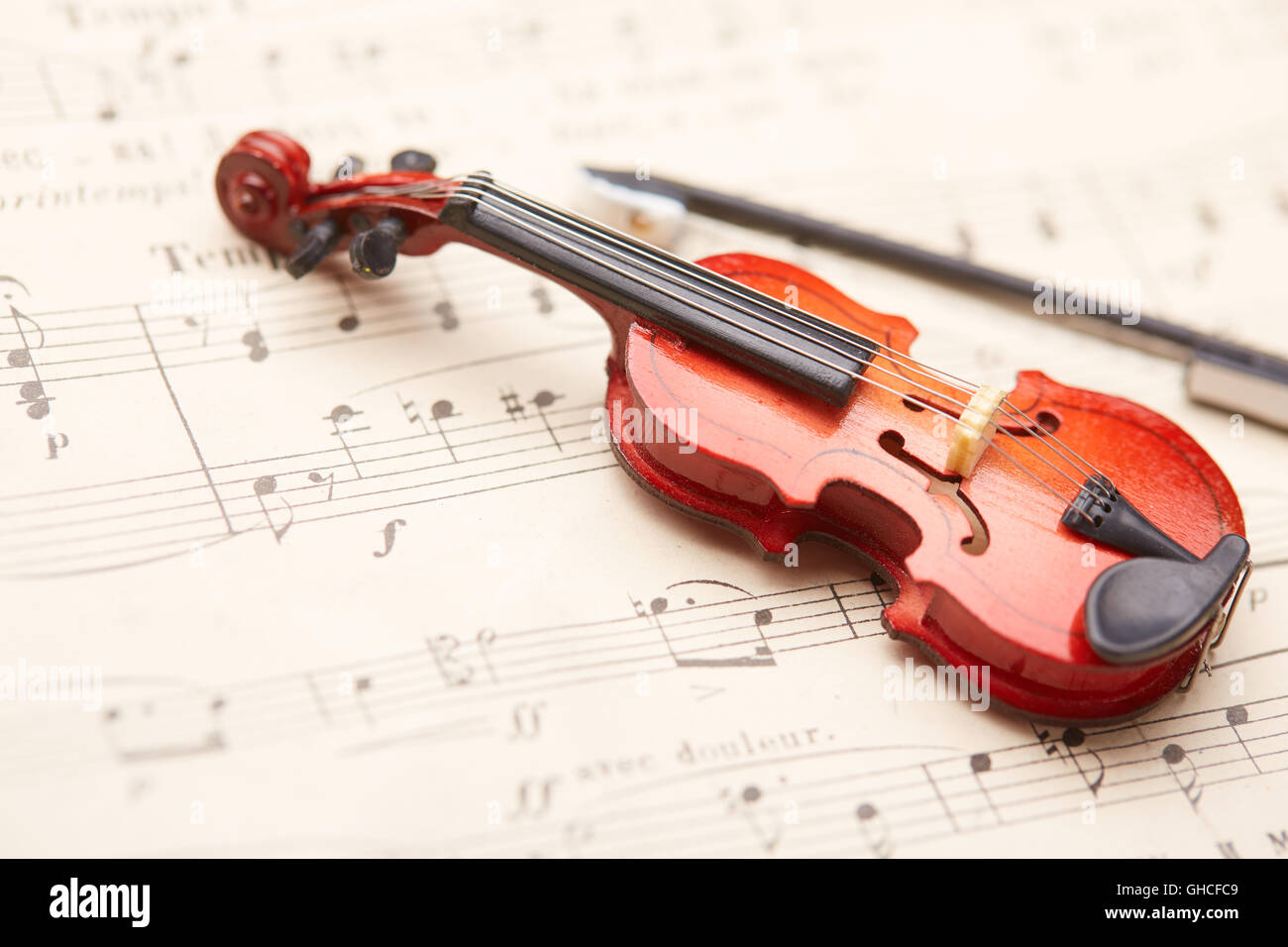 violin on of notes background Stock Photo - Alamy