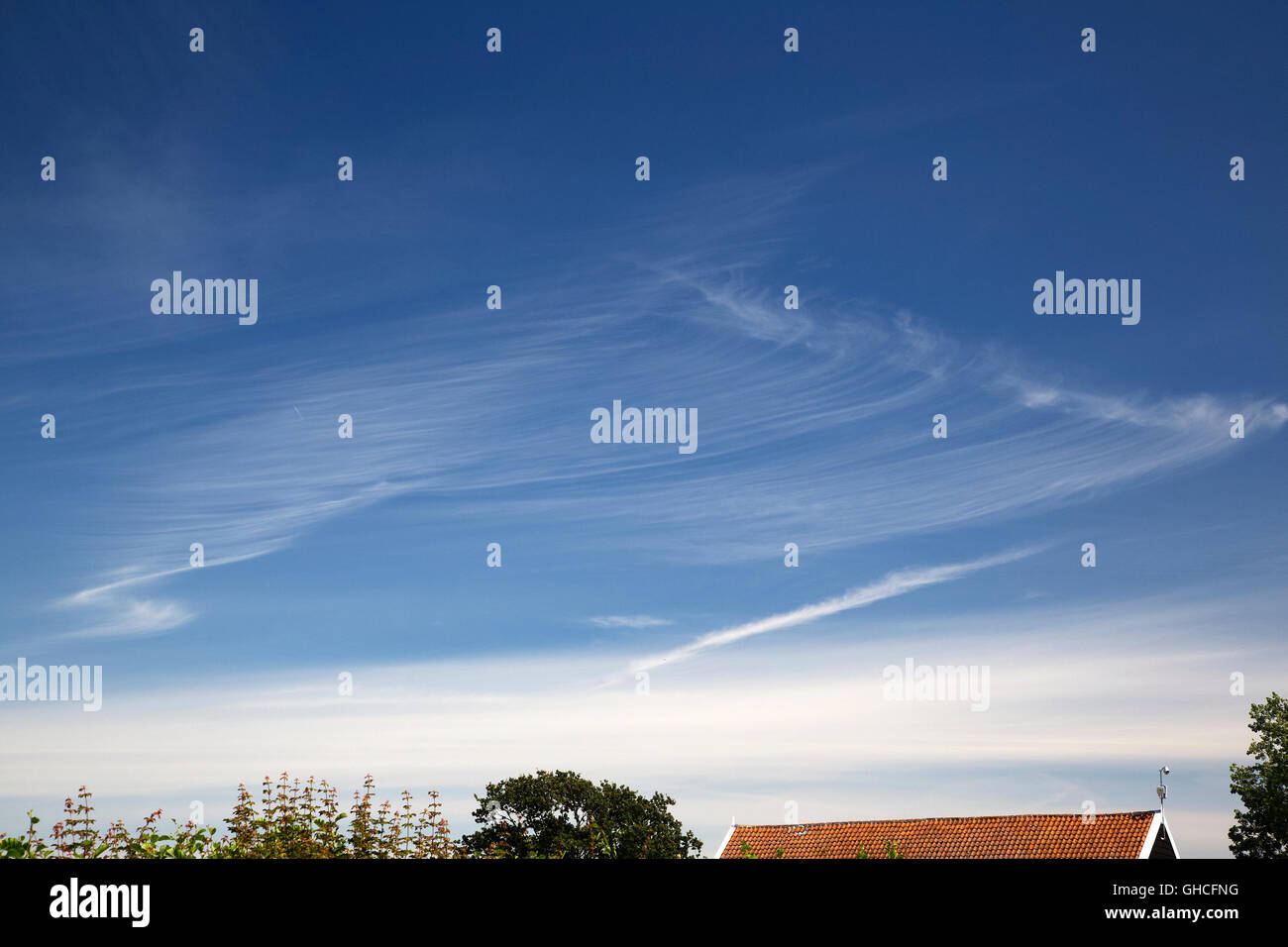 Cirrus fibratus cloud Stock Photo - Alamy