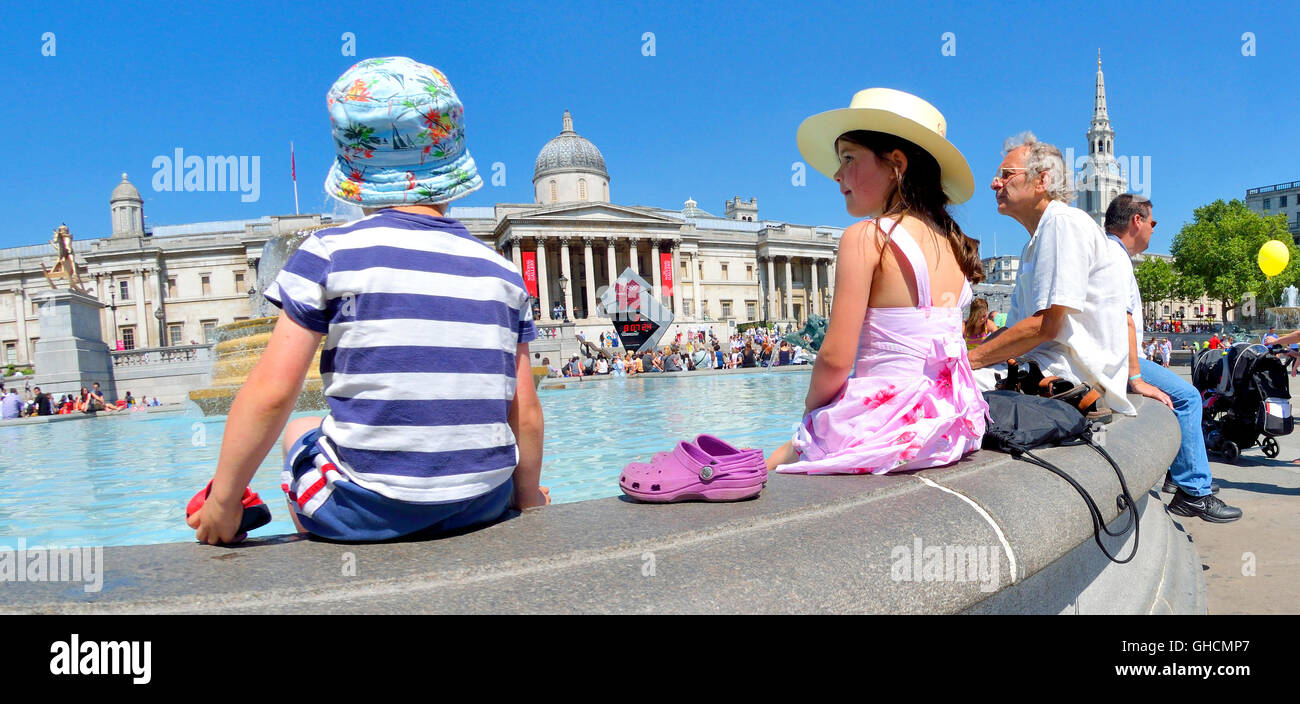 London summer fountains children hi-res stock photography and images ...
