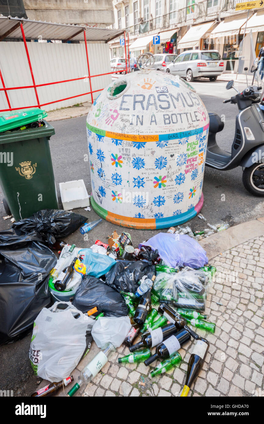 Rubbish strewn across the road hi-res stock photography and images - Alamy