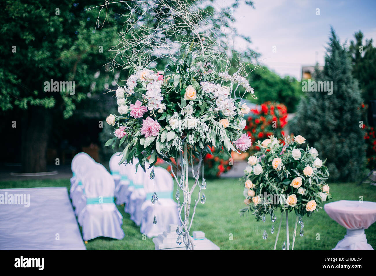 Beautiful wedding day ceremony set up. Outdoor Stock Photo - Alamy