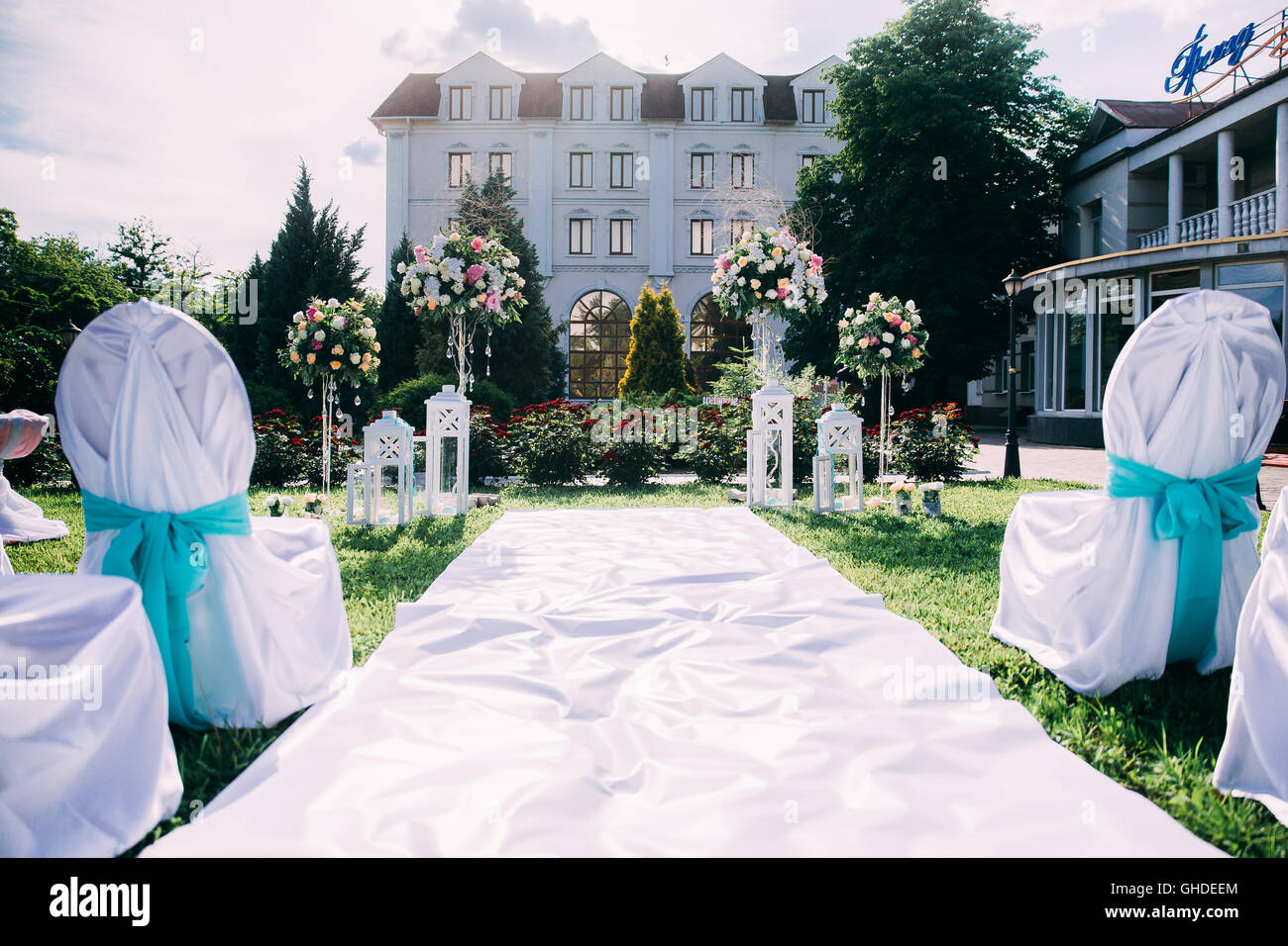 Beautiful wedding day ceremony set up. Outdoor Stock Photo - Alamy