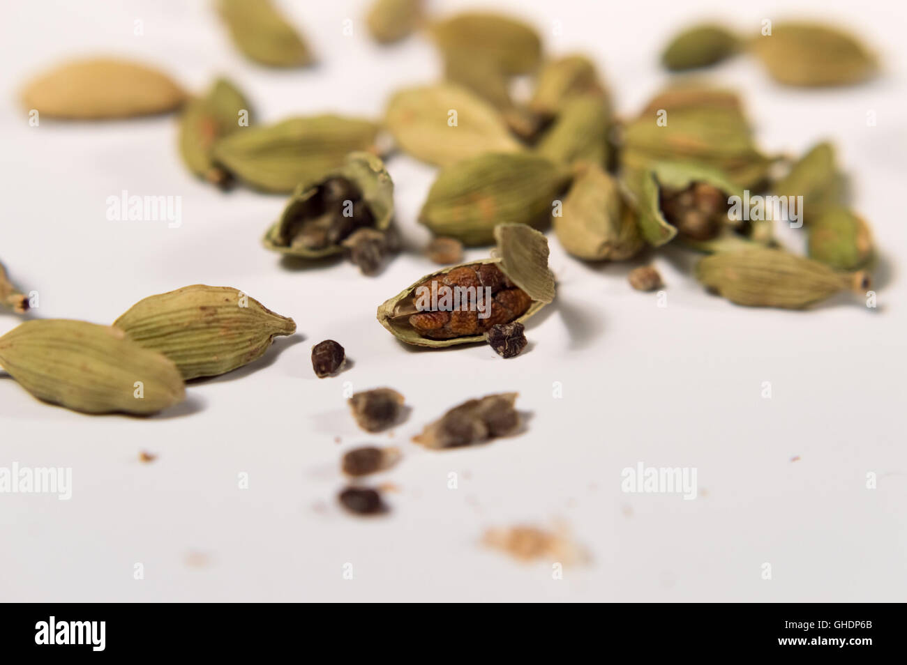 cardamom an cloves close up on a white background Stock Photo - Alamy