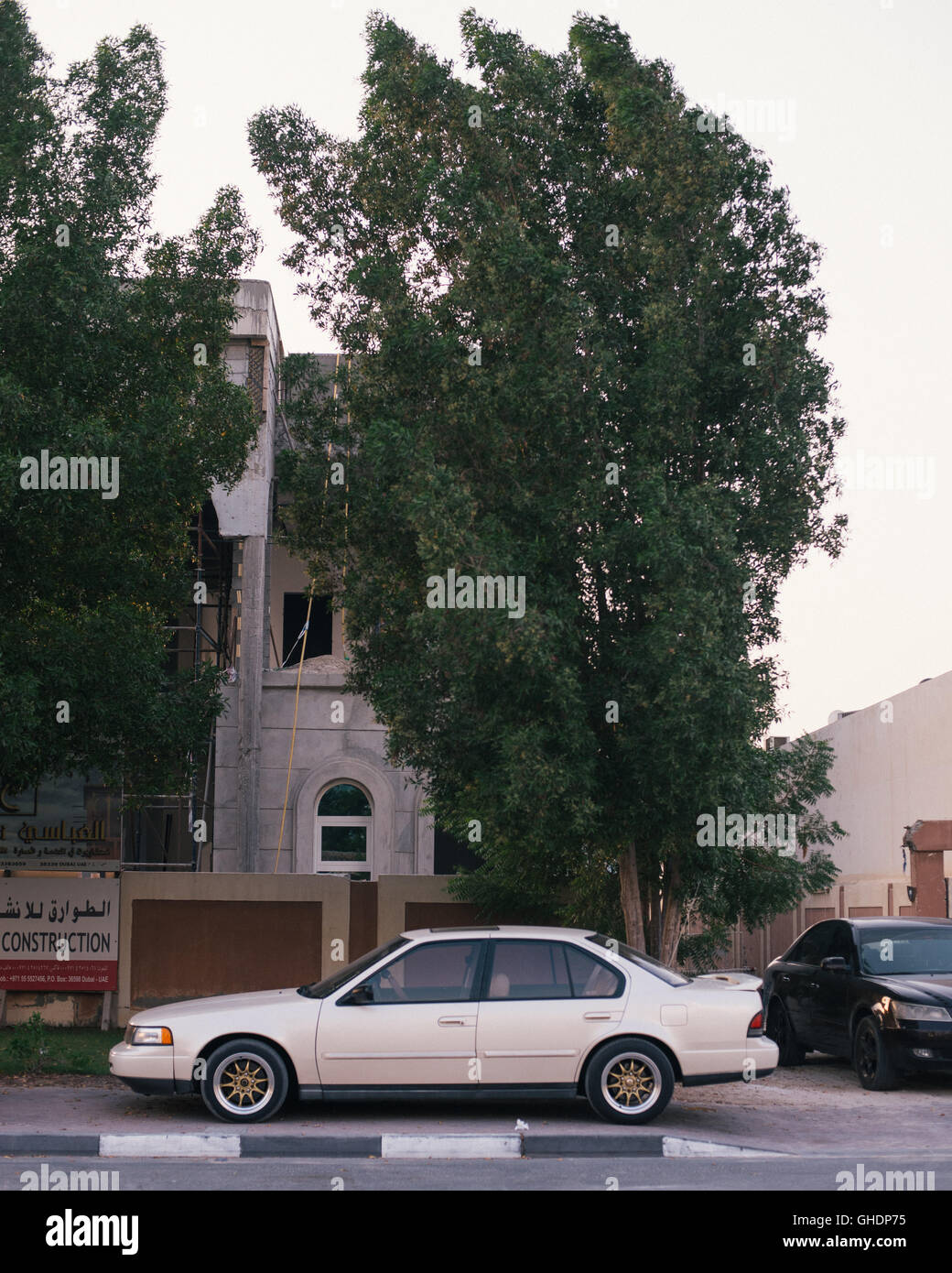 Car parked outside a house hi-res stock photography and images - Alamy