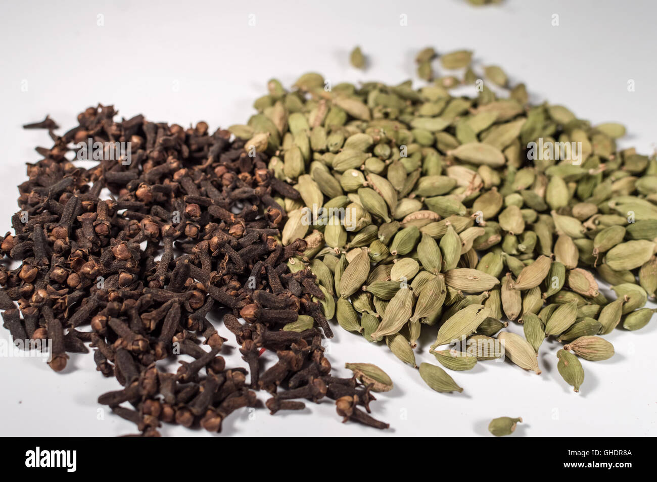 ceylon cardamom an cloves on a white background Stock Photo - Alamy