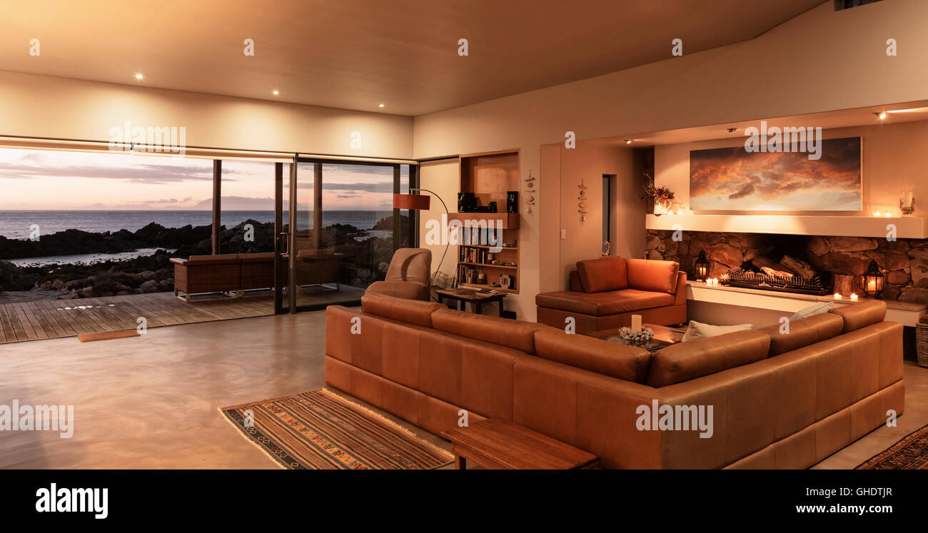Living room overlooking ocean hi-res stock photography and images - Alamy
